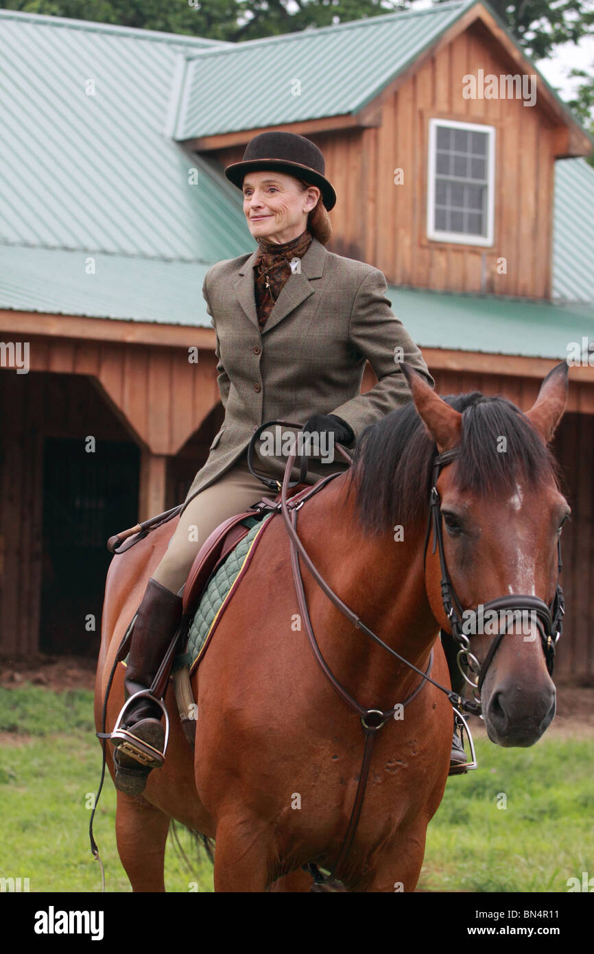 lady woman on horse dressed to hunt in rat catcher outfit Stock Photo ...