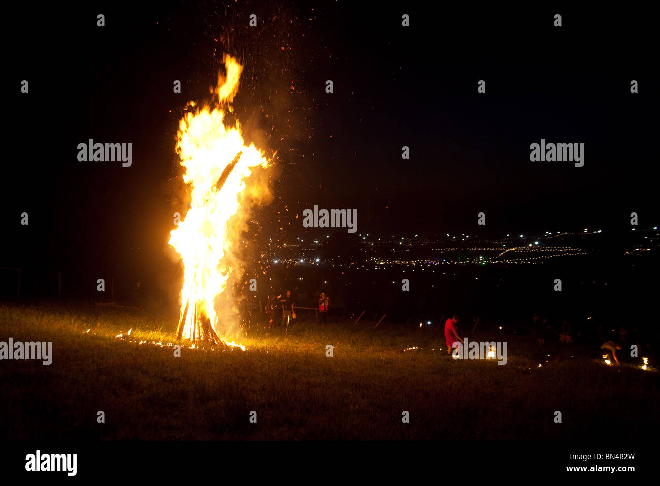 Burning wicker man ceremony Kings Meadow, Glastonbury Festival 2010 ...