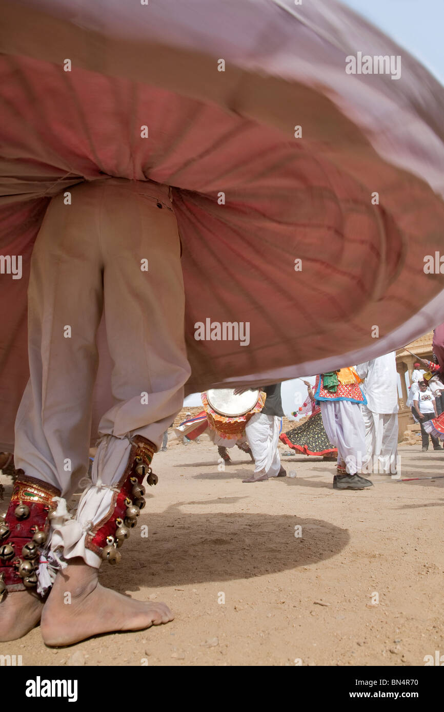 Indian man dancing. Khuri village. Rajasthan. India Stock Photo - Alamy