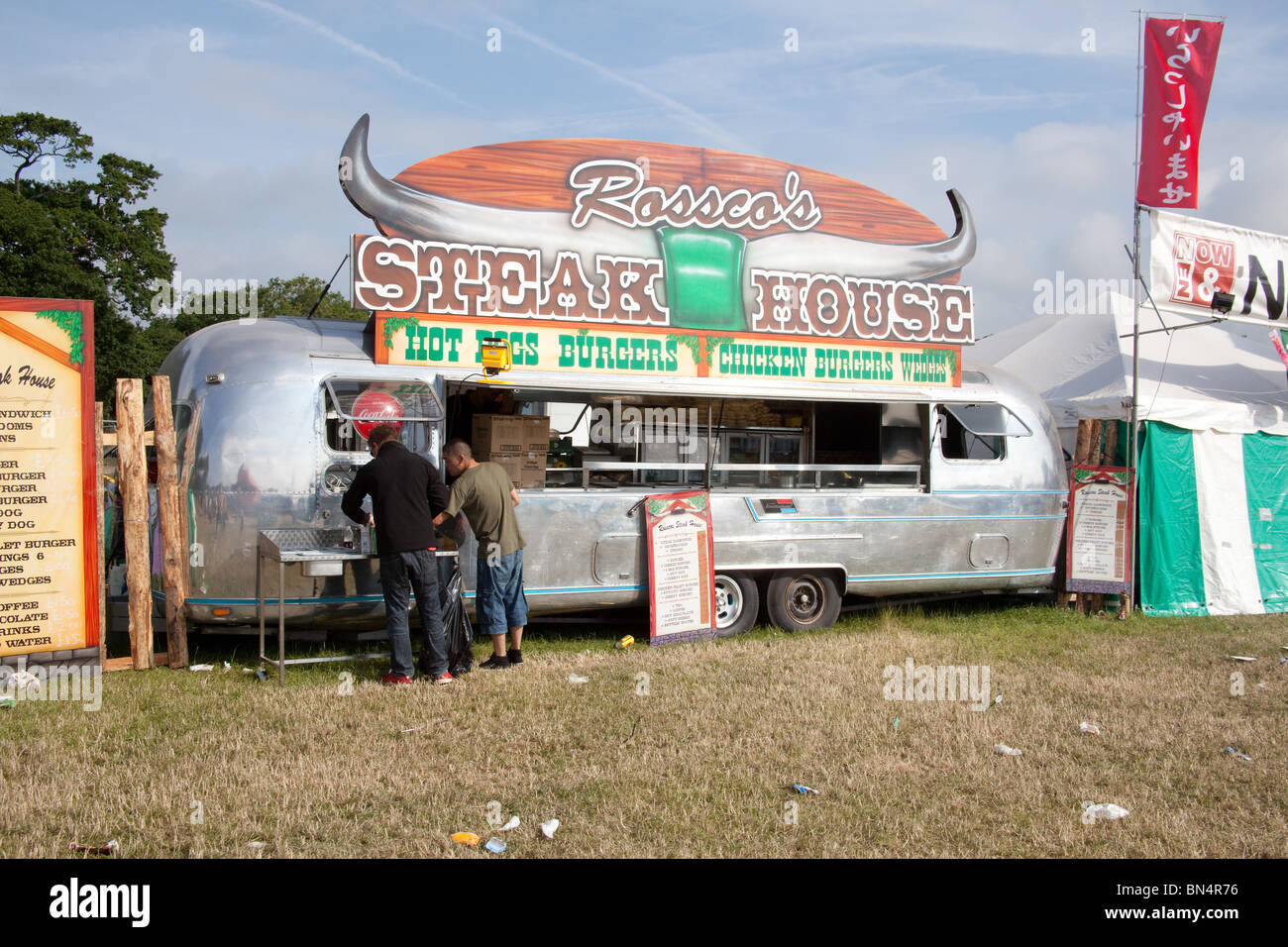 Glastonbury festival food stalls hi-res stock photography and images ...