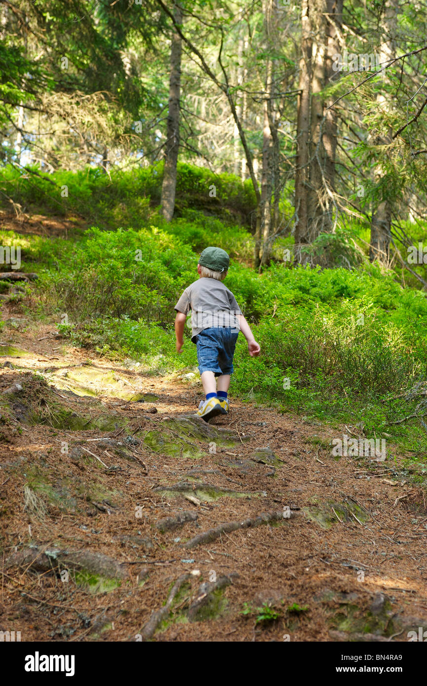 Children 4 5 years exploring outdoors hi-res stock photography and ...