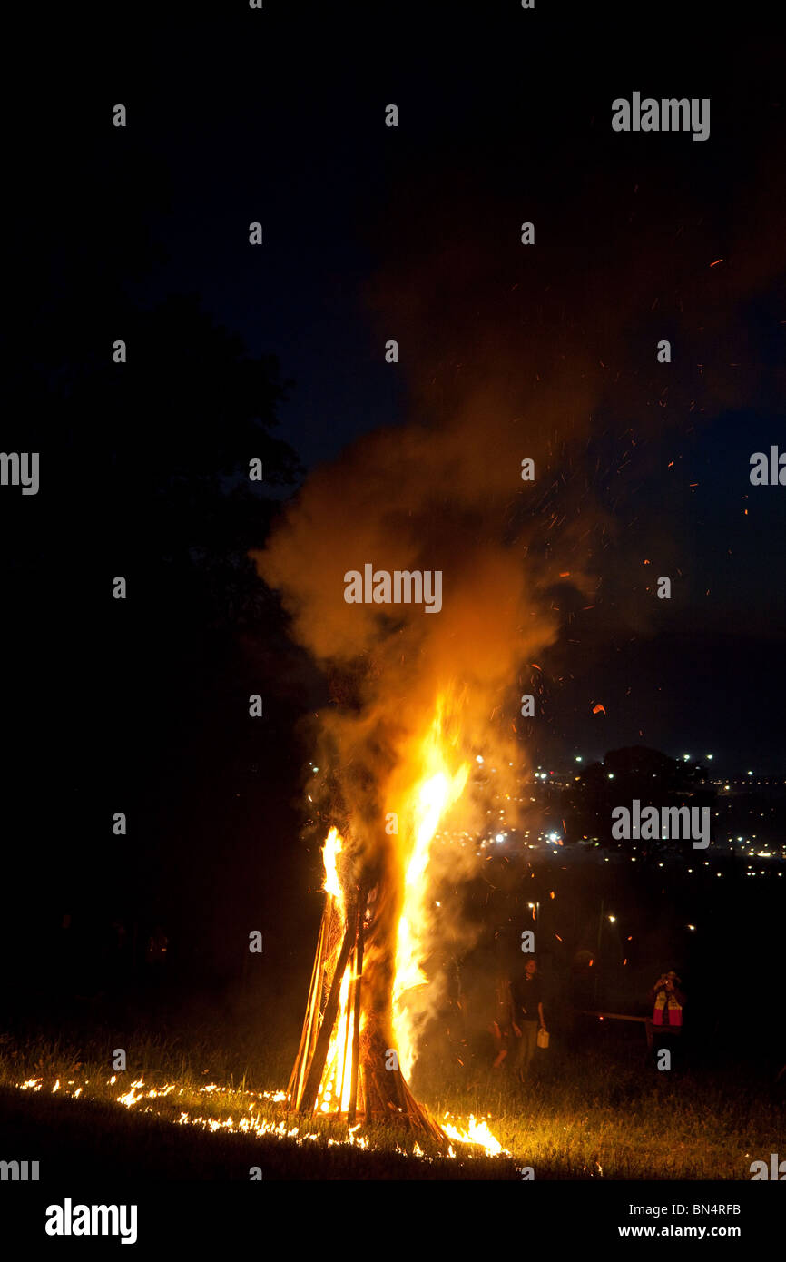 Burning wicker man ceremony Kings Meadow, Glastonbury Festival 2010 ...