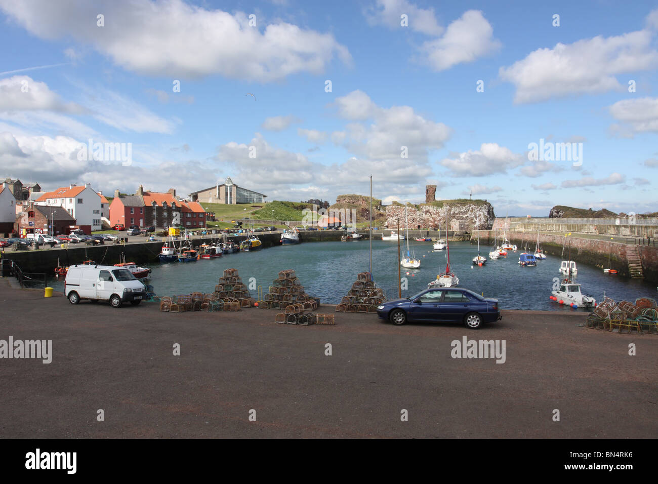 Boats in dunbar harbour scotland hi-res stock photography and images ...