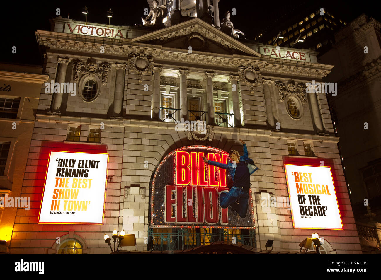 Victoria palace theatre night london hi-res stock photography and images - Alamy