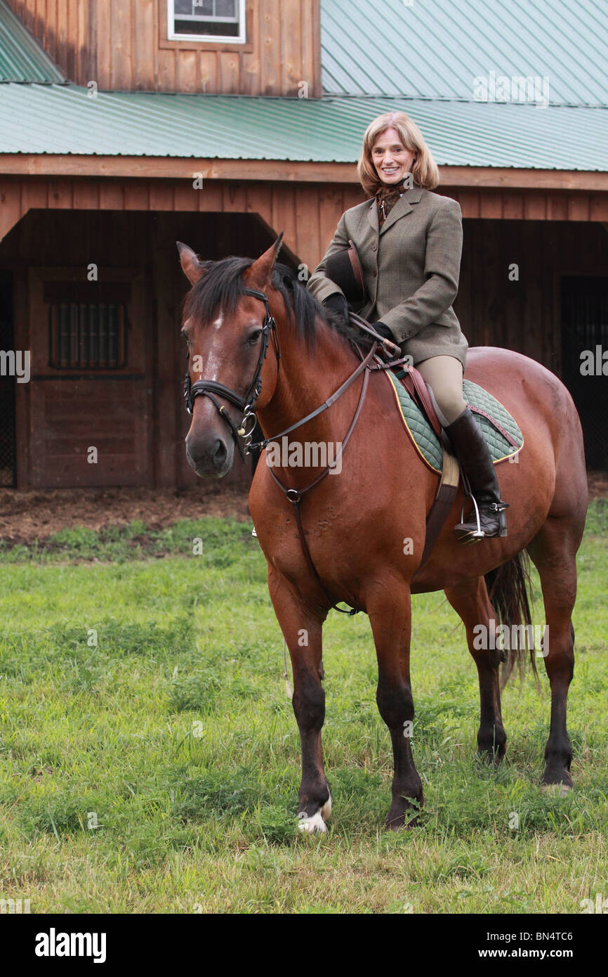 lady woman on horse dressed to hunt in rat catcher outfit Stock Photo ...