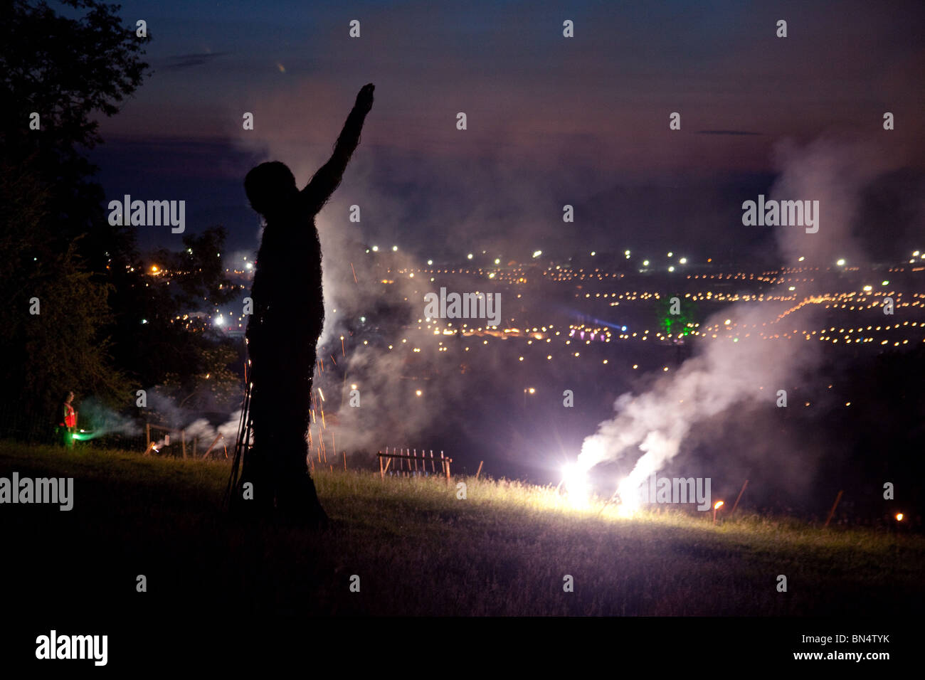 Burning wicker man ceremony Kings Meadow, Glastonbury Festival 2010 ...