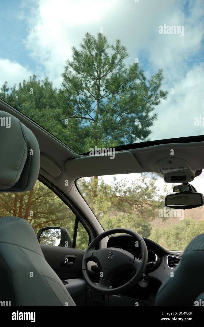 Peugeot 5008 - MPV, van - interior - panoramic glass sunroof, dashboard ...