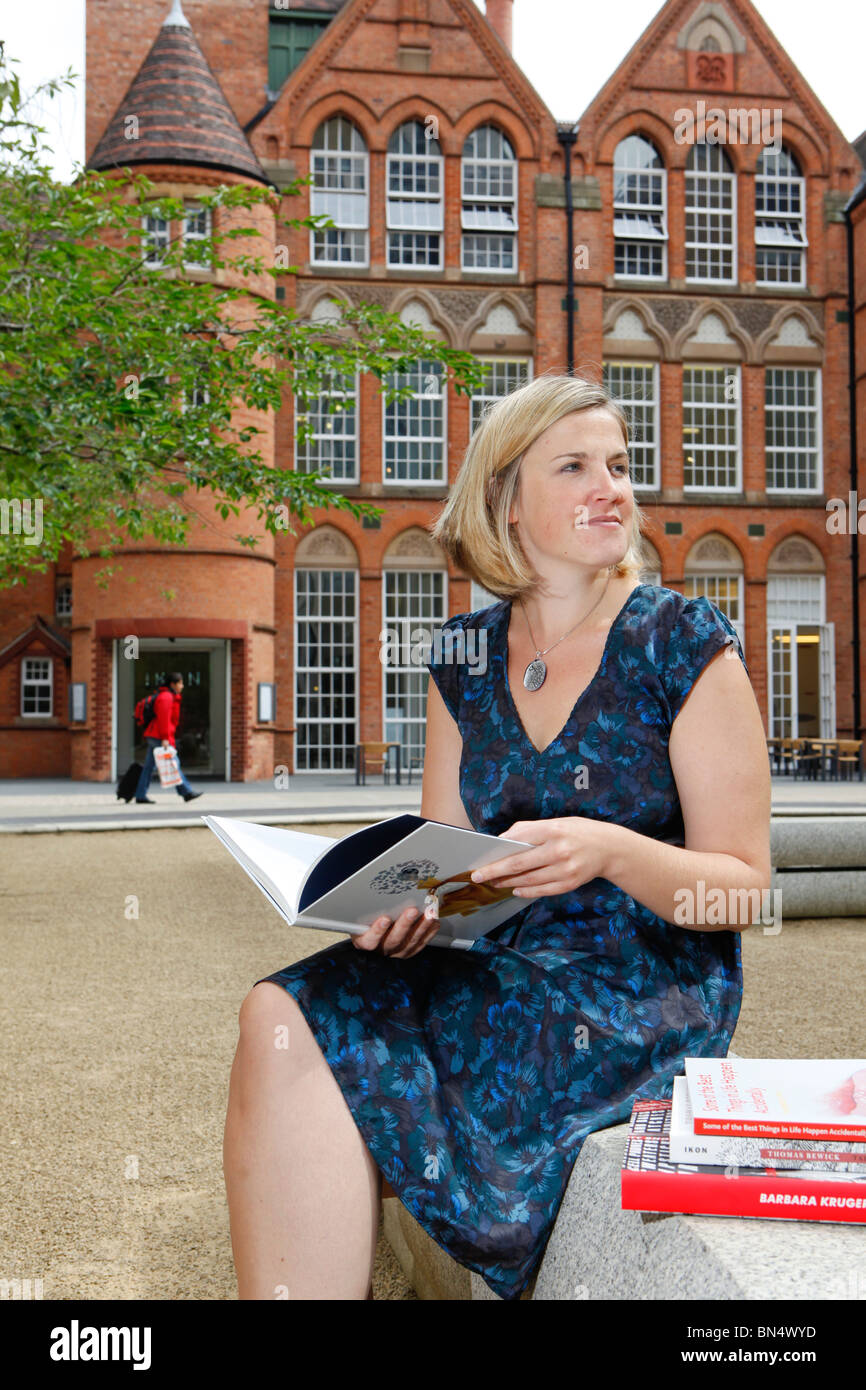 Woman and art gallery and reading hi-res stock photography and images ...