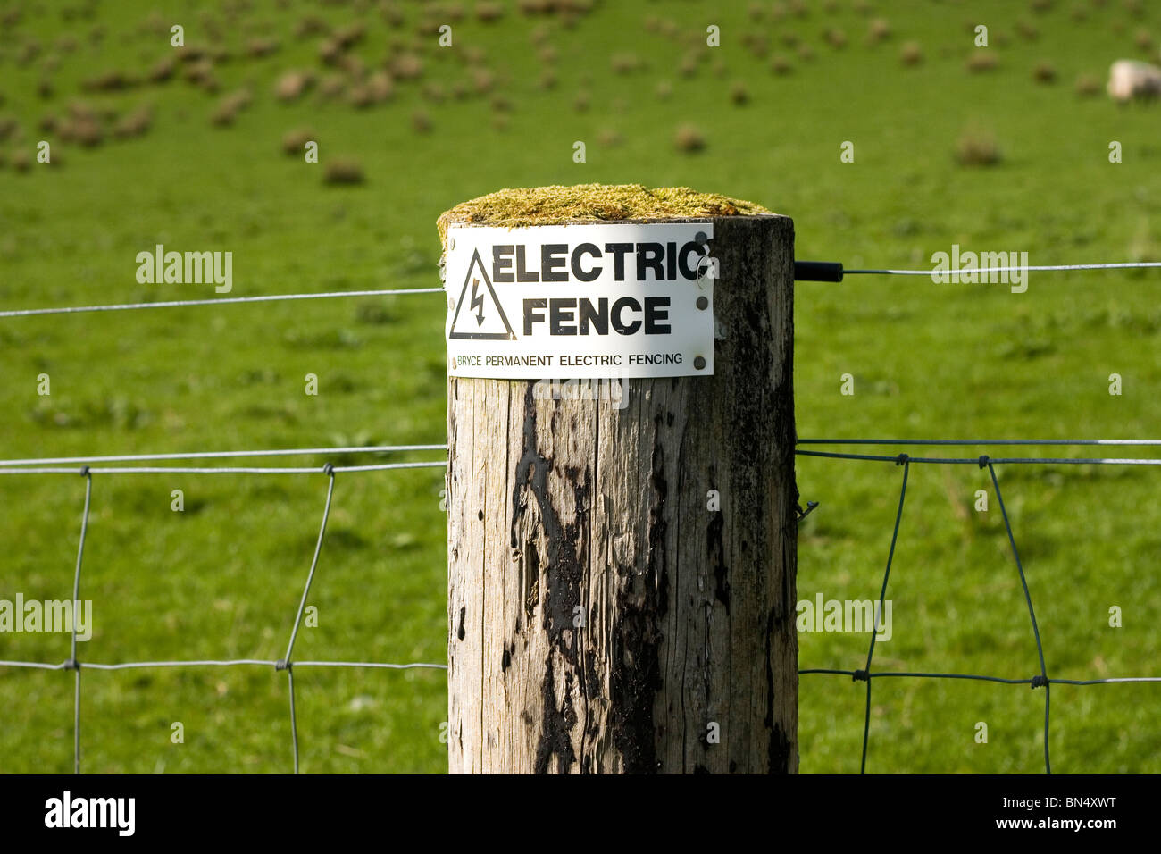 Electric fence sign Stock Photo - Alamy