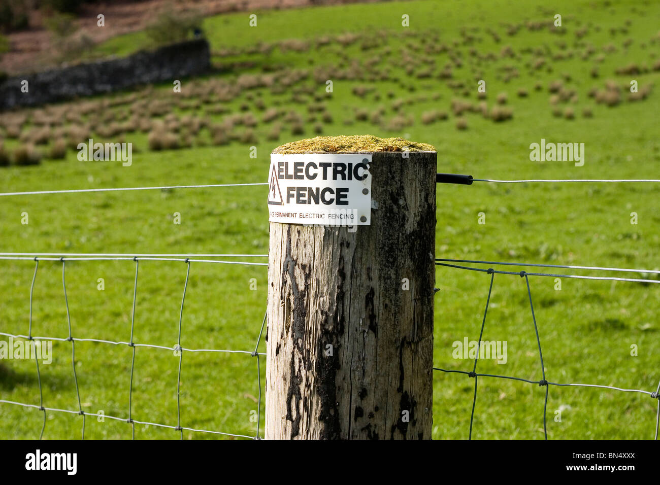 Electric fence sign Stock Photo - Alamy