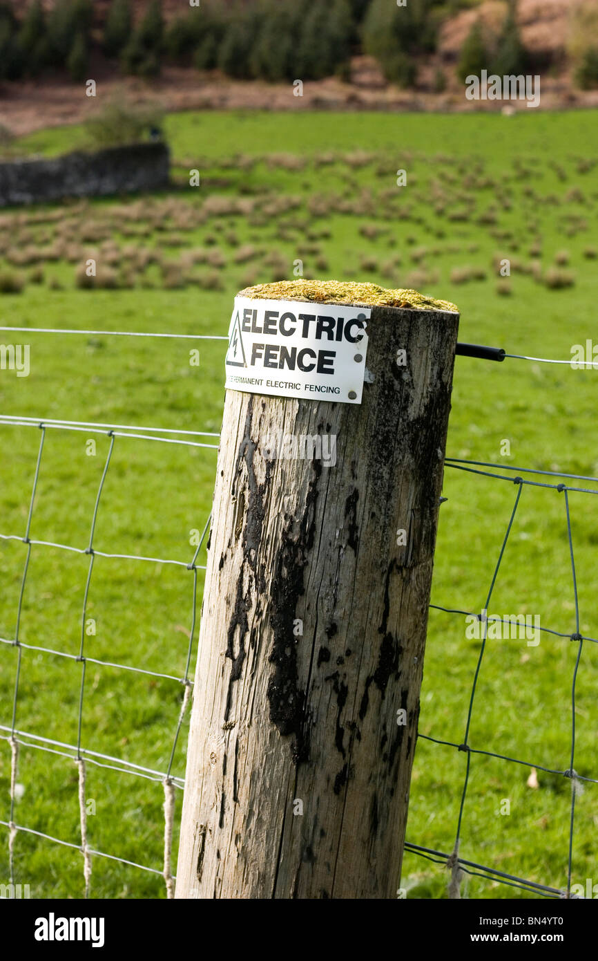 Electric fence sign Stock Photo - Alamy