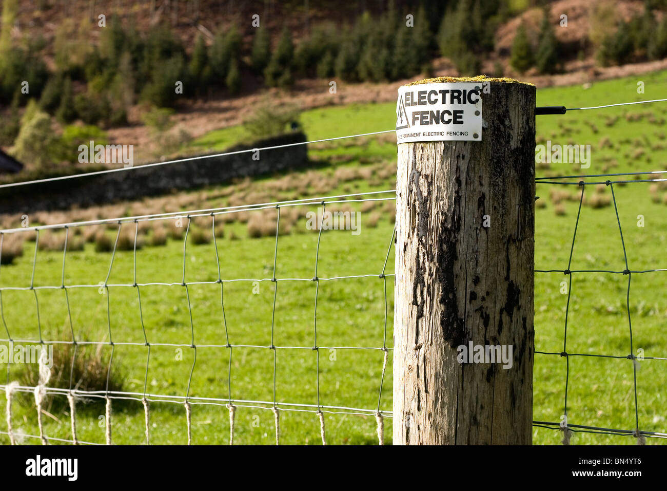 Electric fence sign hi-res stock photography and images - Alamy