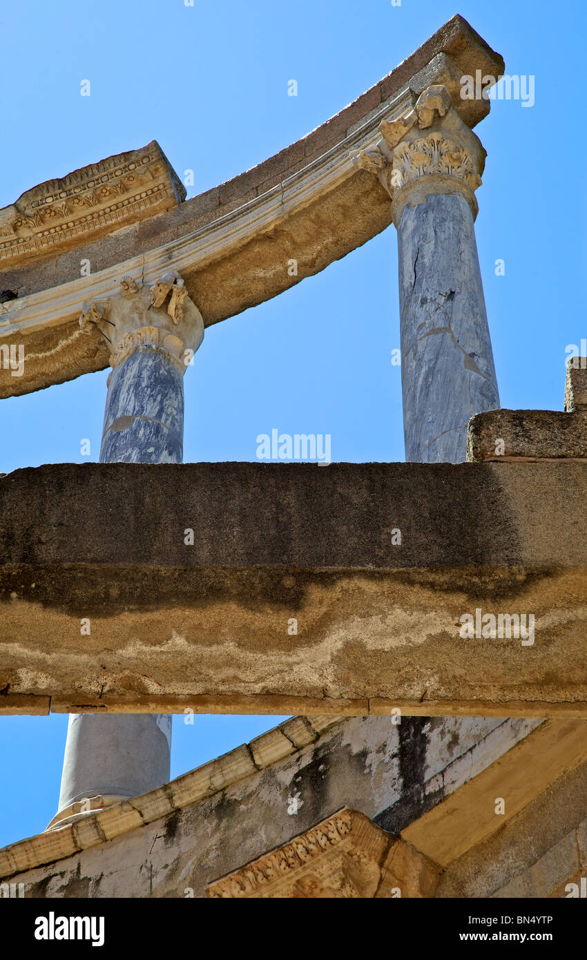 Ruin column hi-res stock photography and images - Alamy