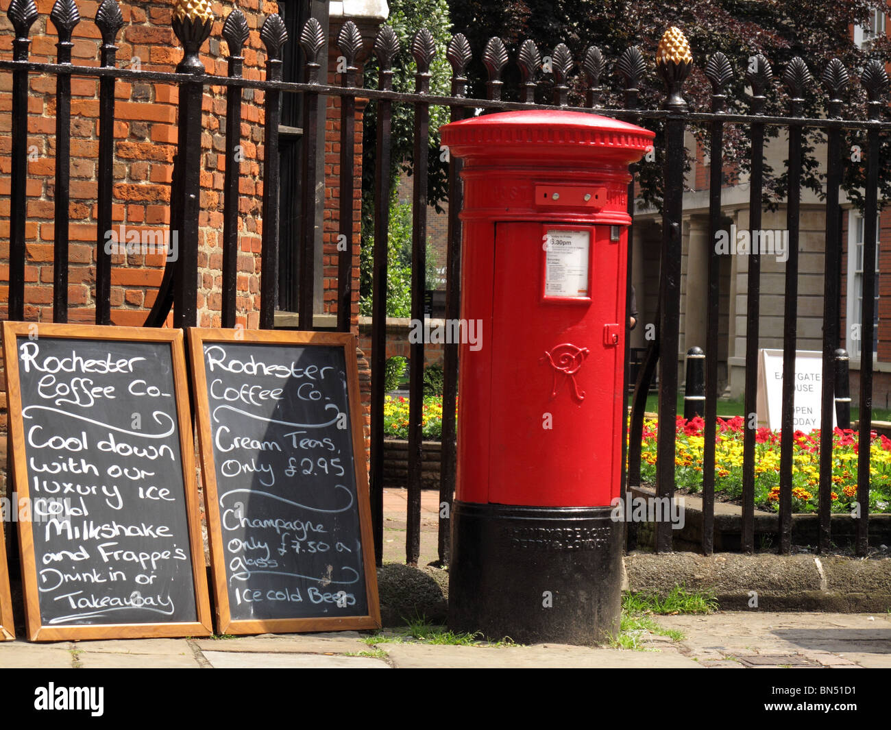 English post box Stock Photo - Alamy