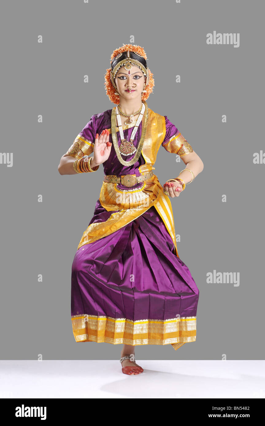 Ek padam ganpati hasta a posture in bharat natyam Stock Photo - Alamy