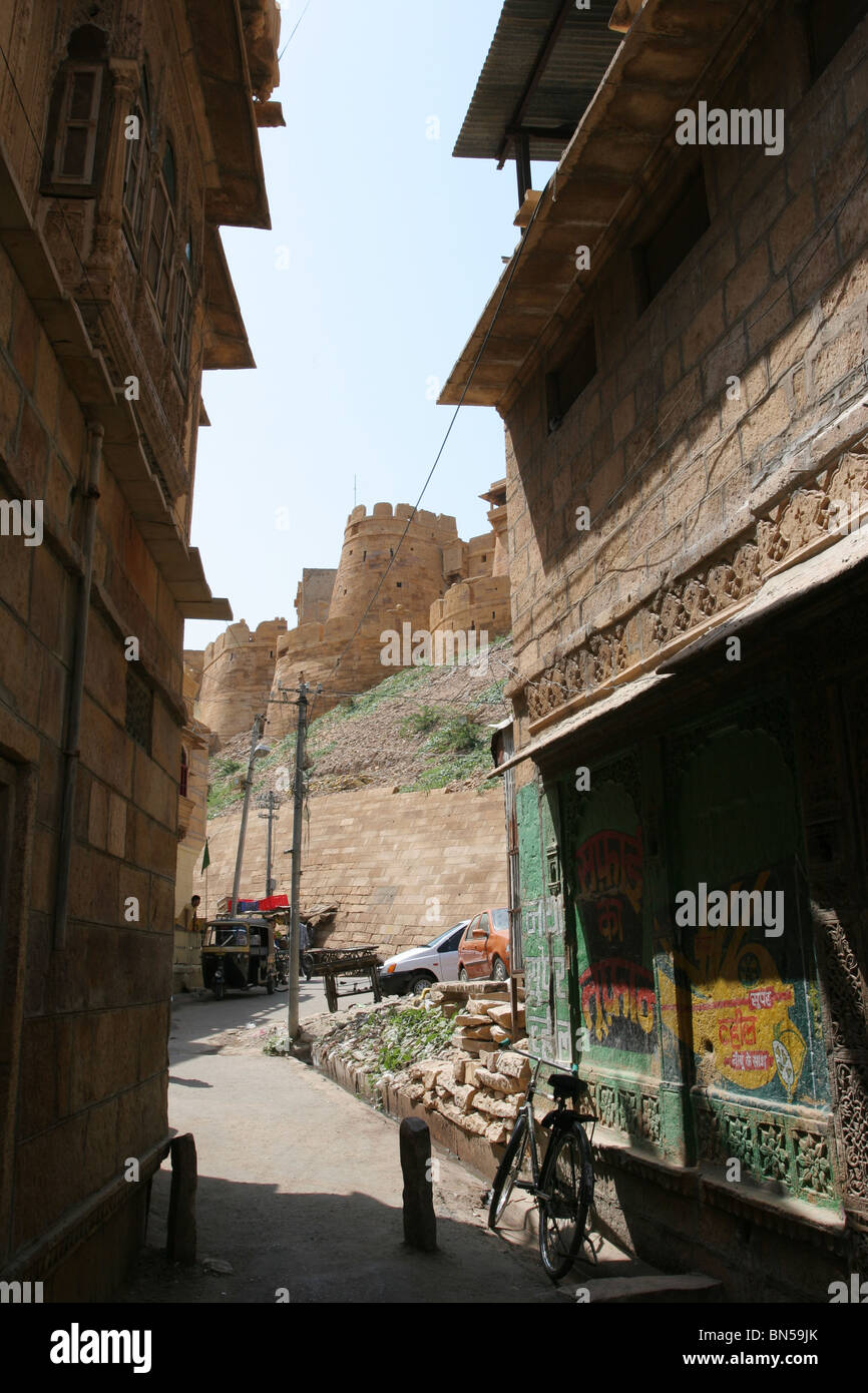 Street scene with fortress ramparts in Jaisalmer, Rajsathan, India ...