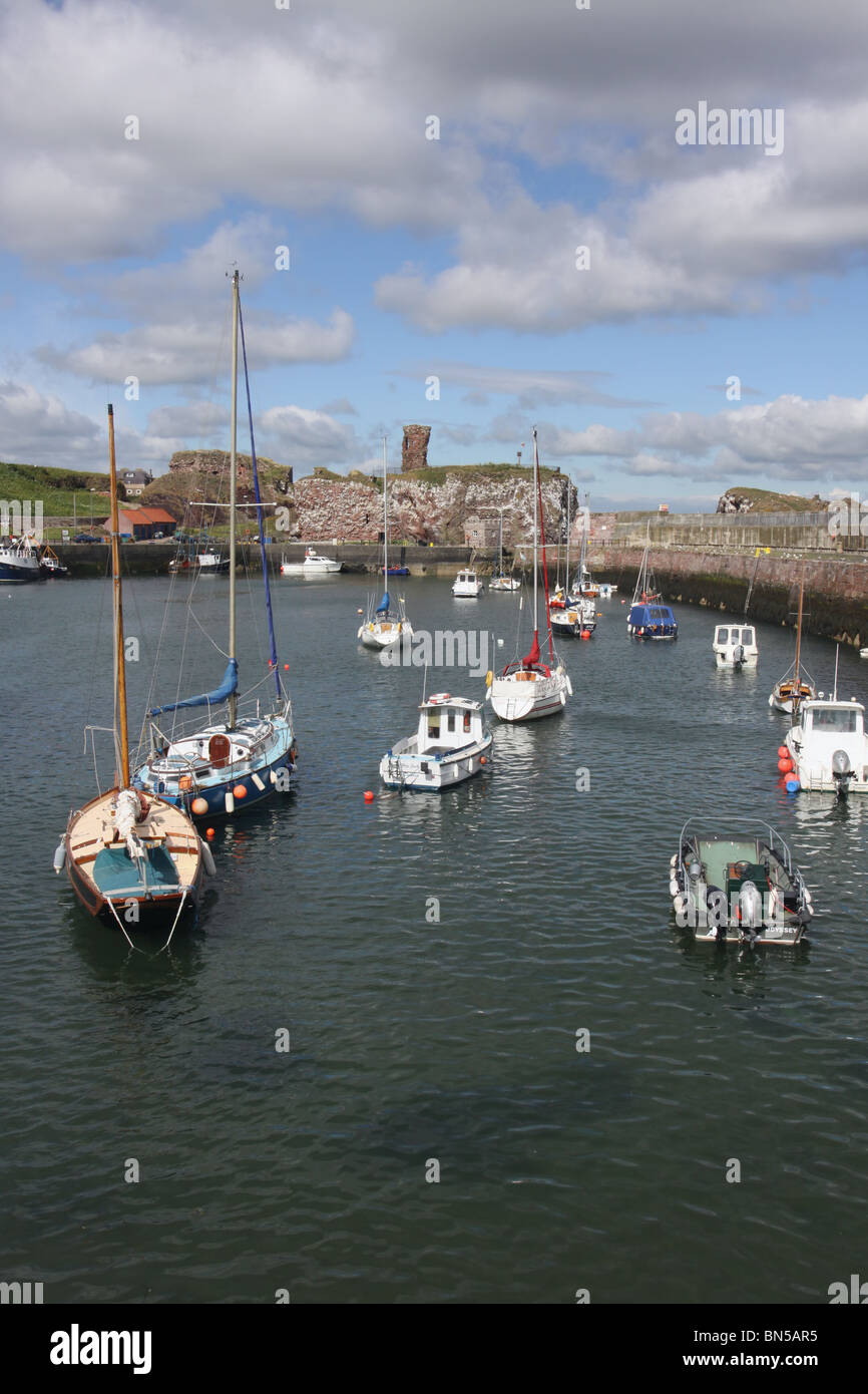 Boats in dunbar harbour scotland hi-res stock photography and images ...