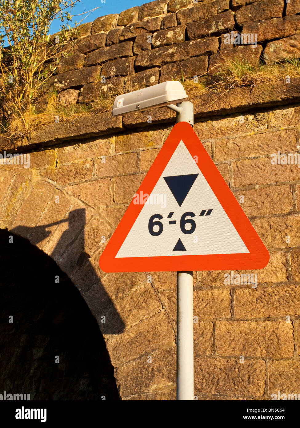 Bridge warning sign hi-res stock photography and images - Alamy