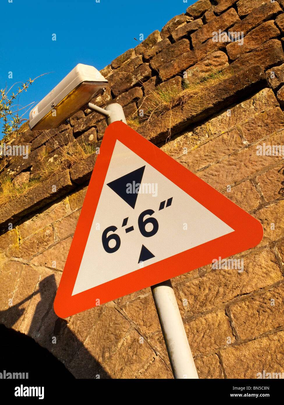 Bridge warning sign hi-res stock photography and images - Alamy