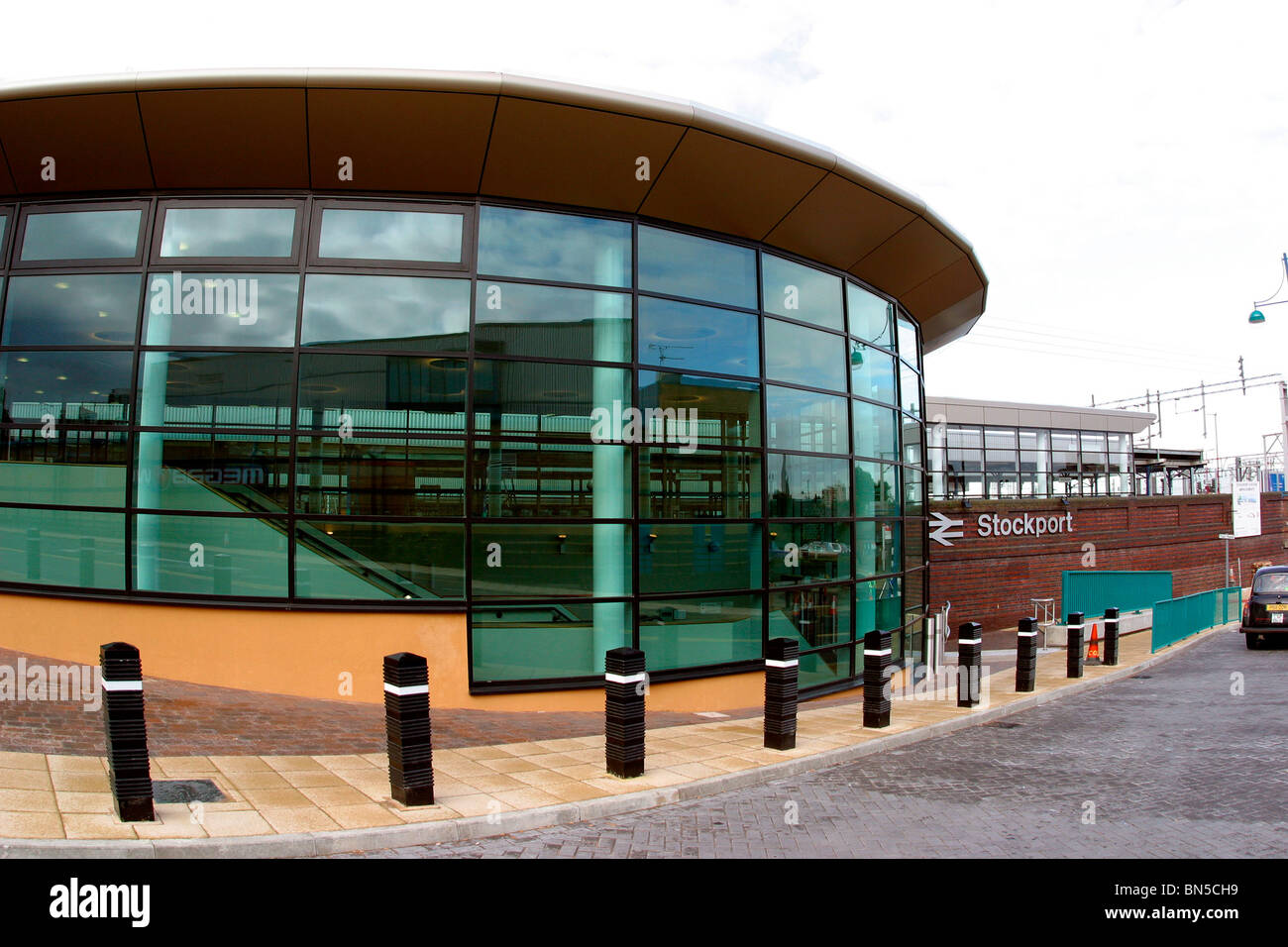 England, Cheshire, Stockport, transport, railway station, new passenger ...