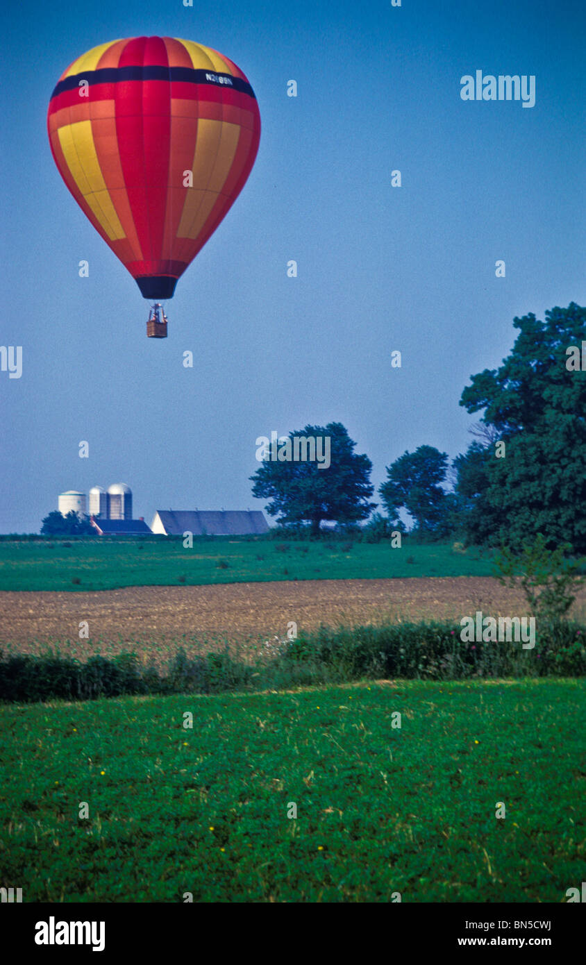 Hot air balloon basket passengers happy hi-res stock photography and ...