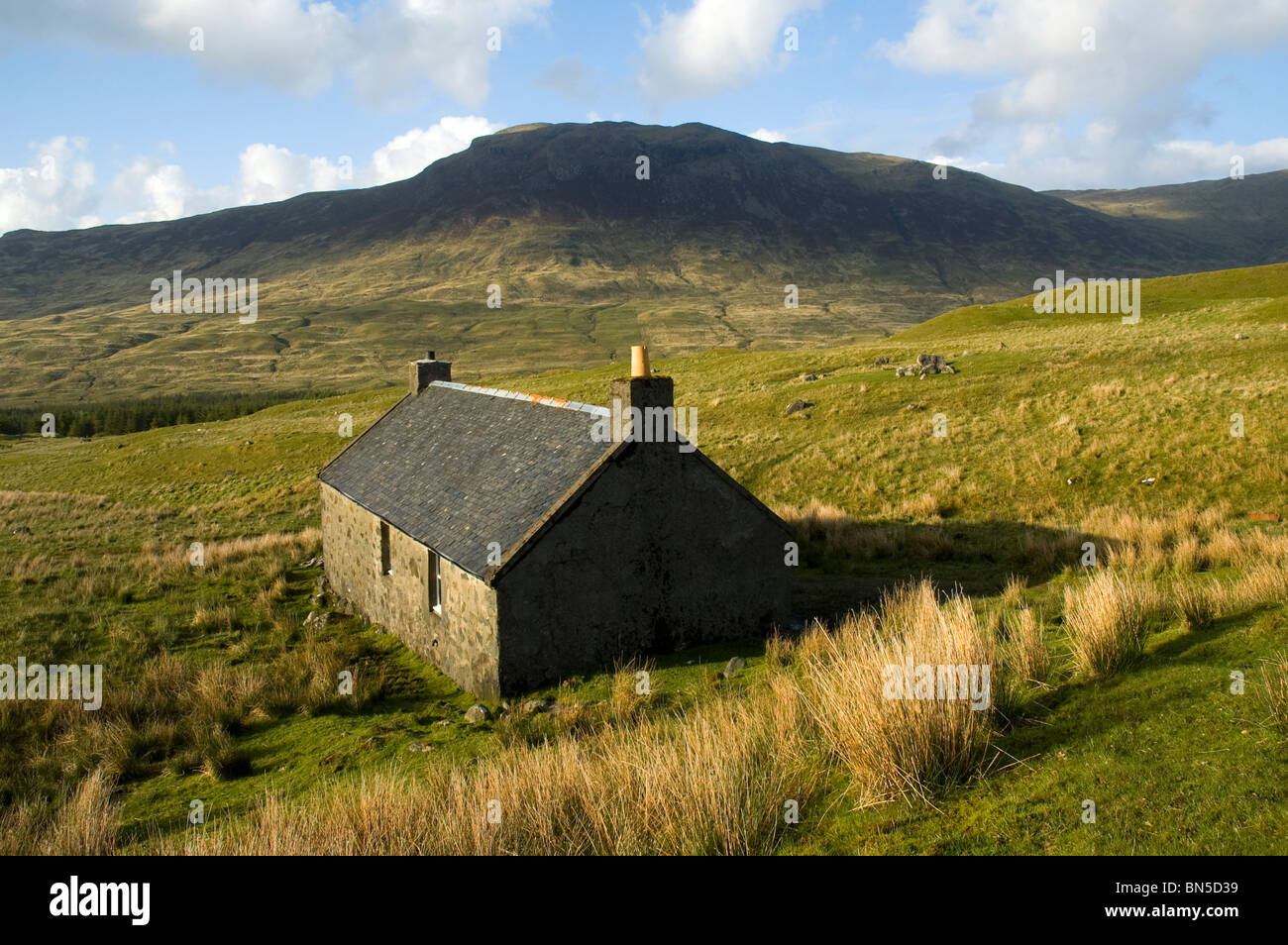 Tomsléibhe bothy in Glen Forsa, Isle of Mull, Scotland, UK Stock Photo ...