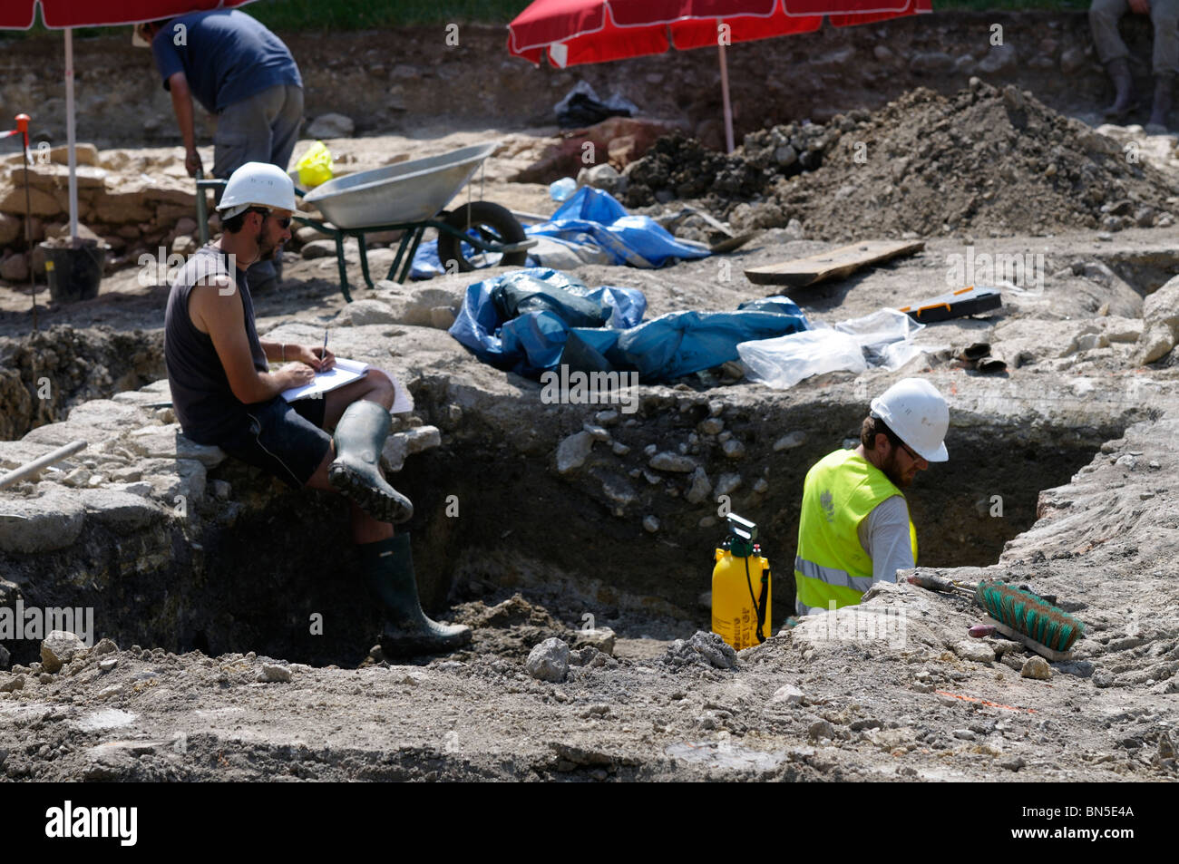 Archaeologist dig hi-res stock photography and images - Alamy