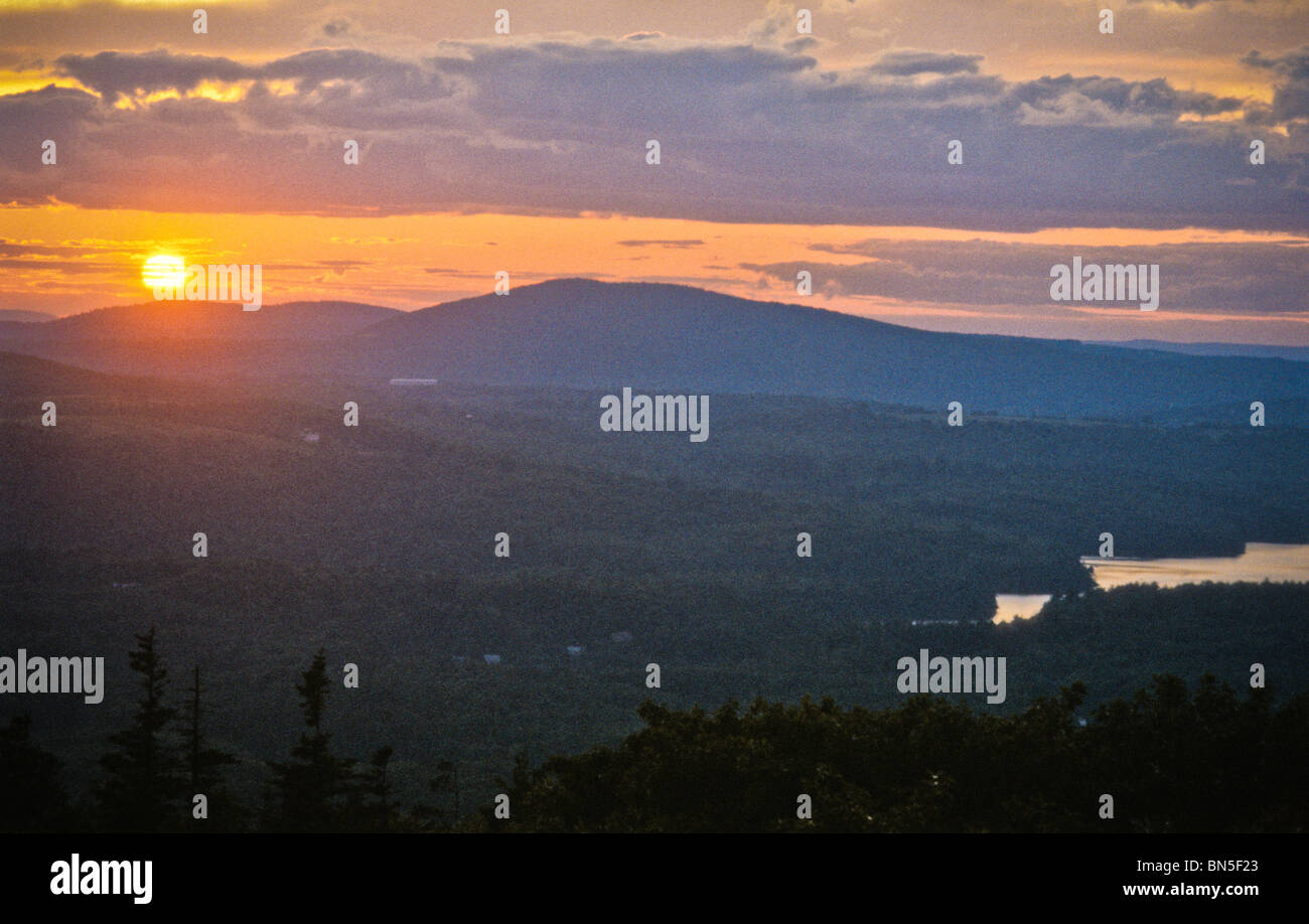 Pictorial calm sunset over lake hi-res stock photography and images - Alamy