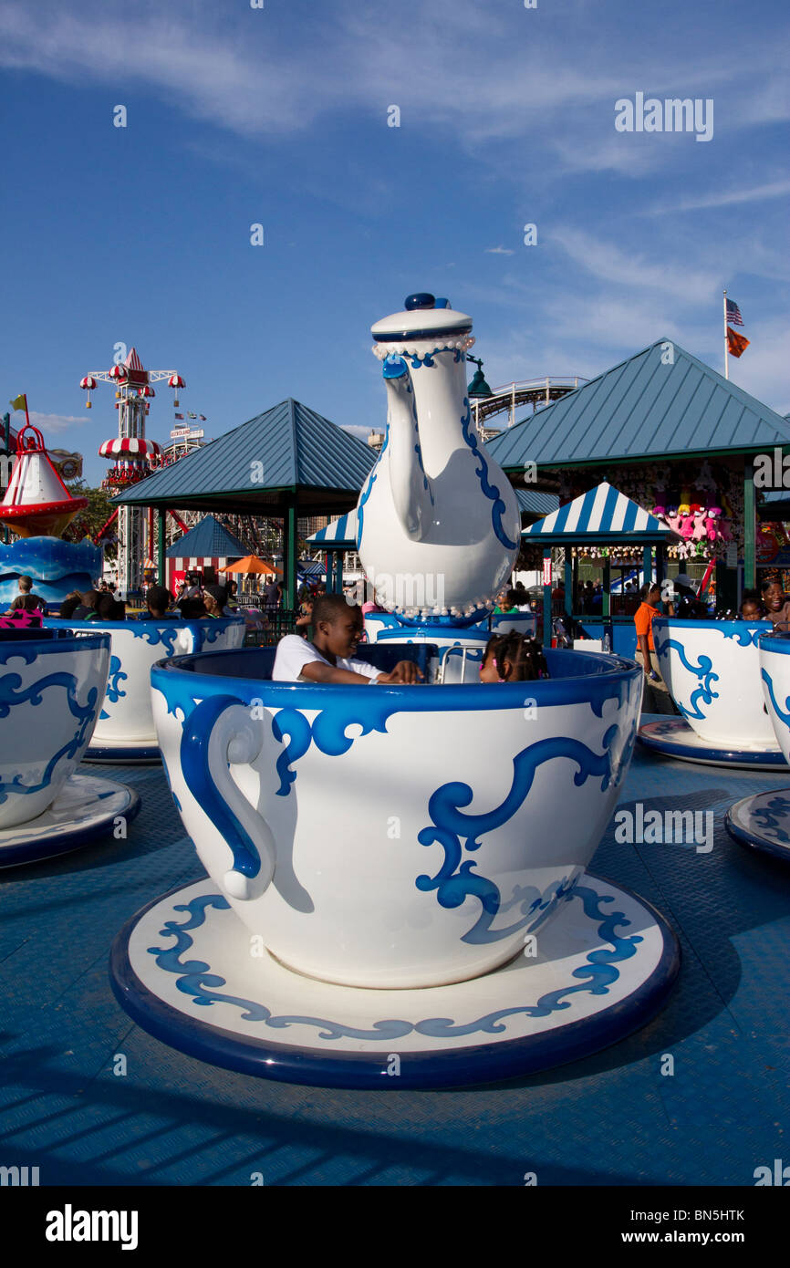 Teapot ride hi-res stock photography and images - Alamy