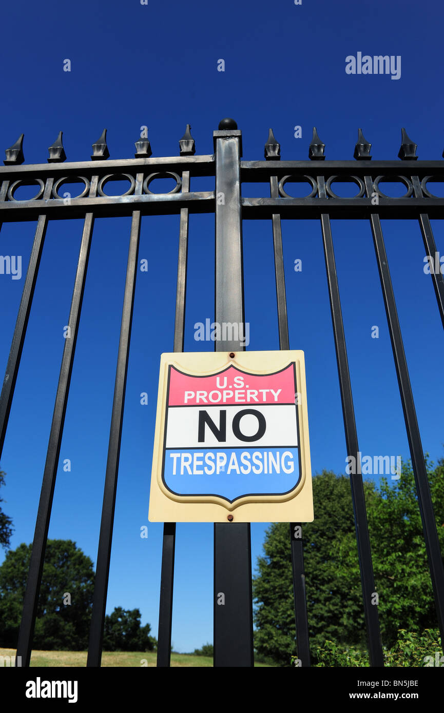 United states government property sign hi-res stock photography and ...