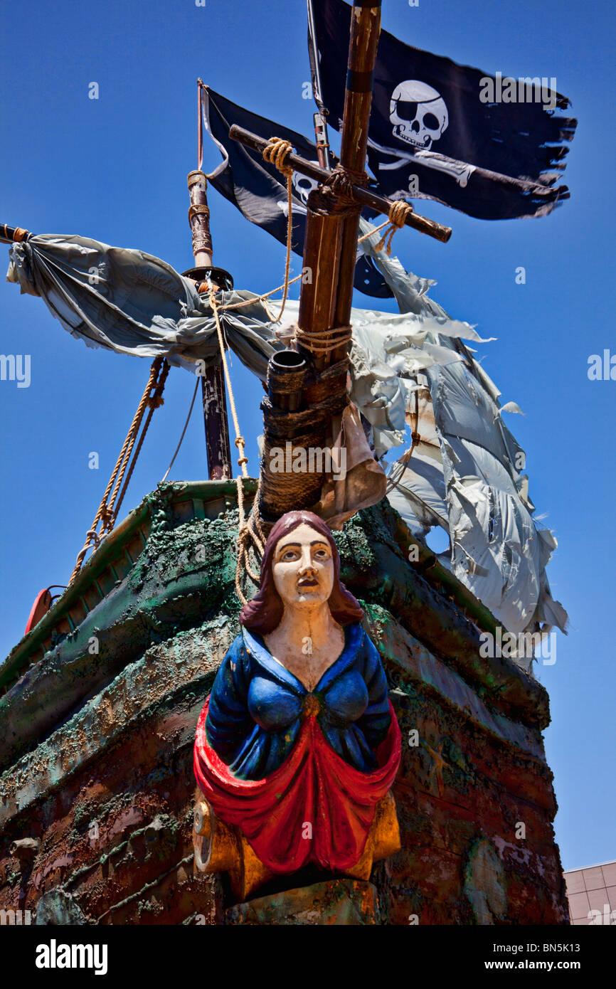 Jolly roger ship hi-res stock photography and images - Alamy