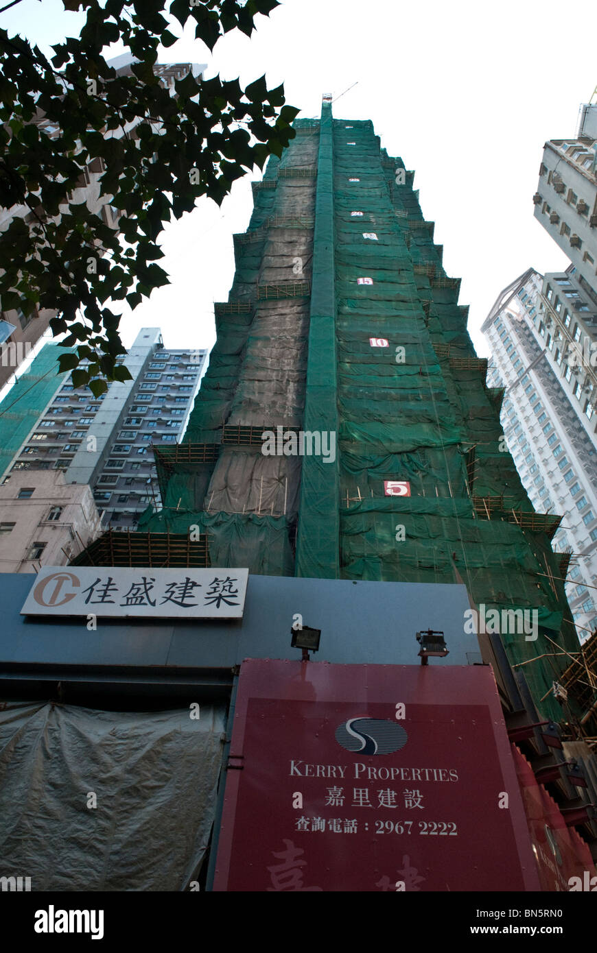 Average construction site of normal high rise Stock Photo - Alamy