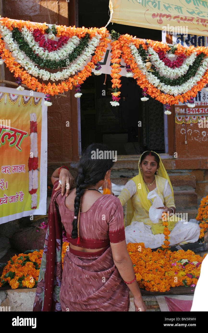 Exchange flower garlands hi-res stock photography and images - Alamy