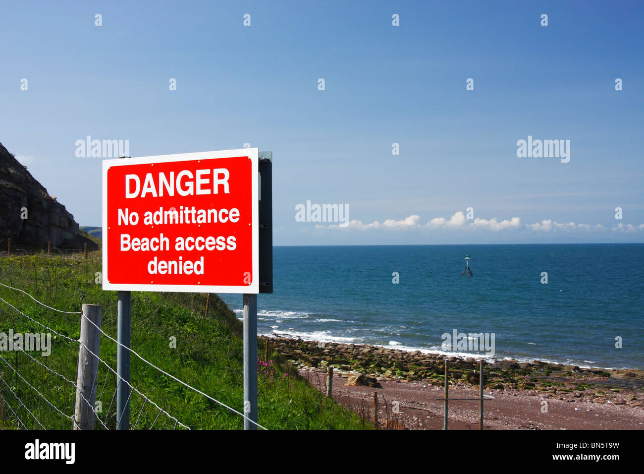 Red warning sign closed hi-res stock photography and images - Alamy