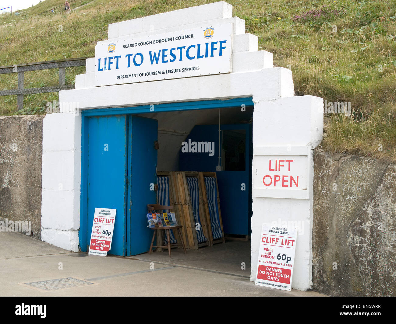West cliff lift whitby hi-res stock photography and images - Alamy