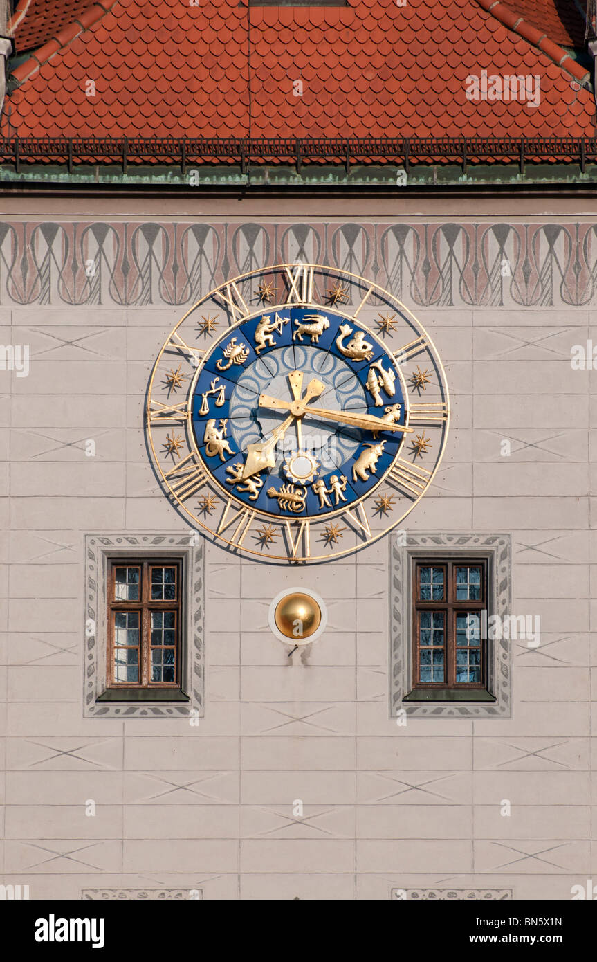 Munich clock hi-res stock photography and images - Alamy