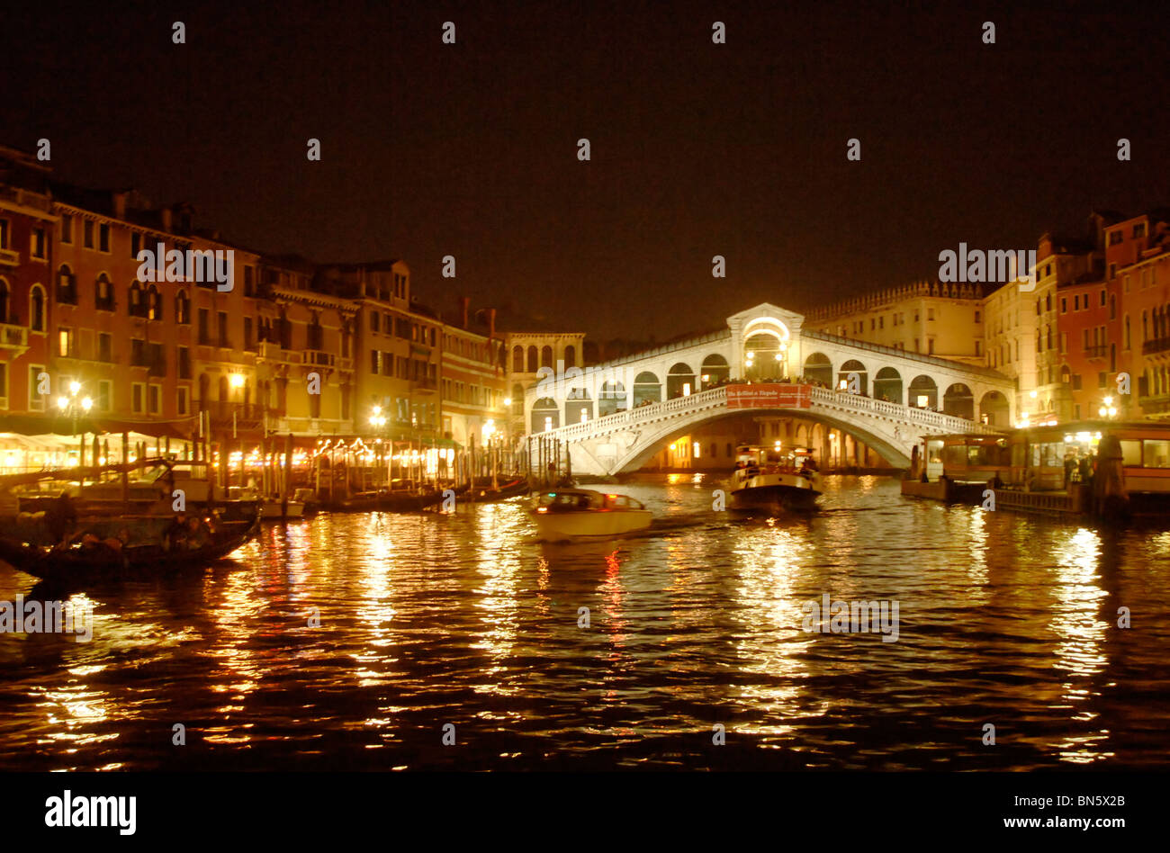 Rialto Bridge Venice at night Stock Photo - Alamy