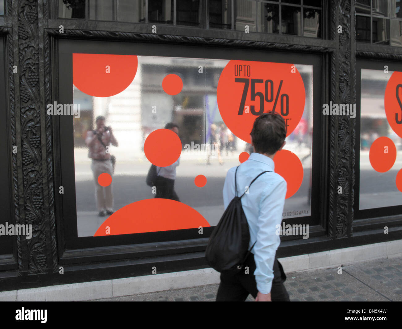 London window display hi-res stock photography and images - Alamy