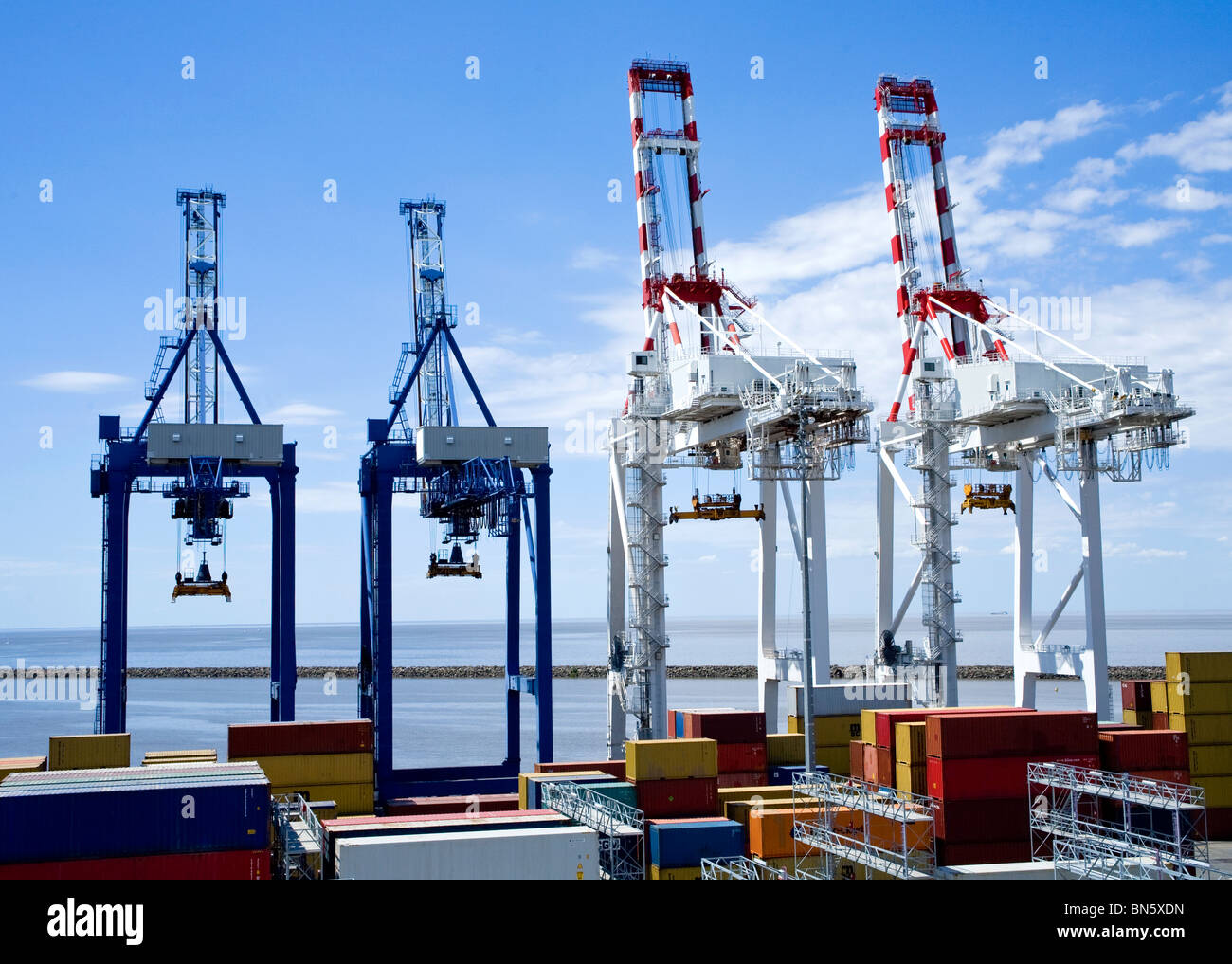 Shipping dock loading containers hi-res stock photography and images ...
