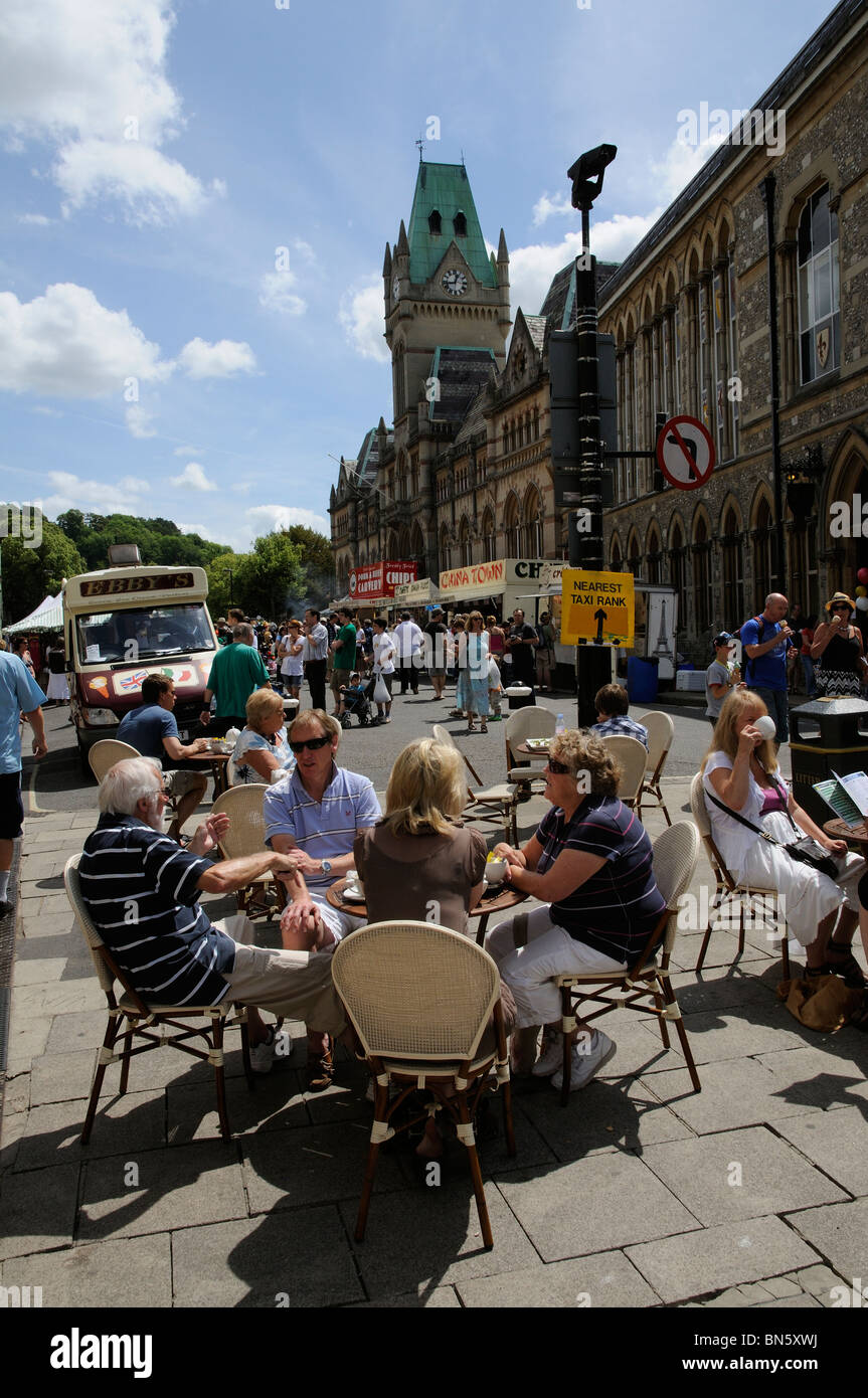 Pavement cafe restaurant diners eating and drinking at tables set on ...