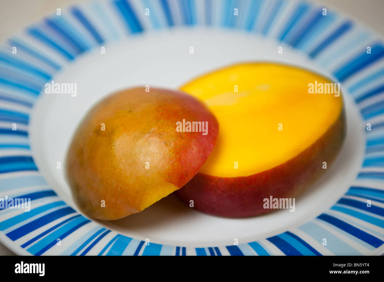 Sliced mango on plate hi-res stock photography and images - Alamy