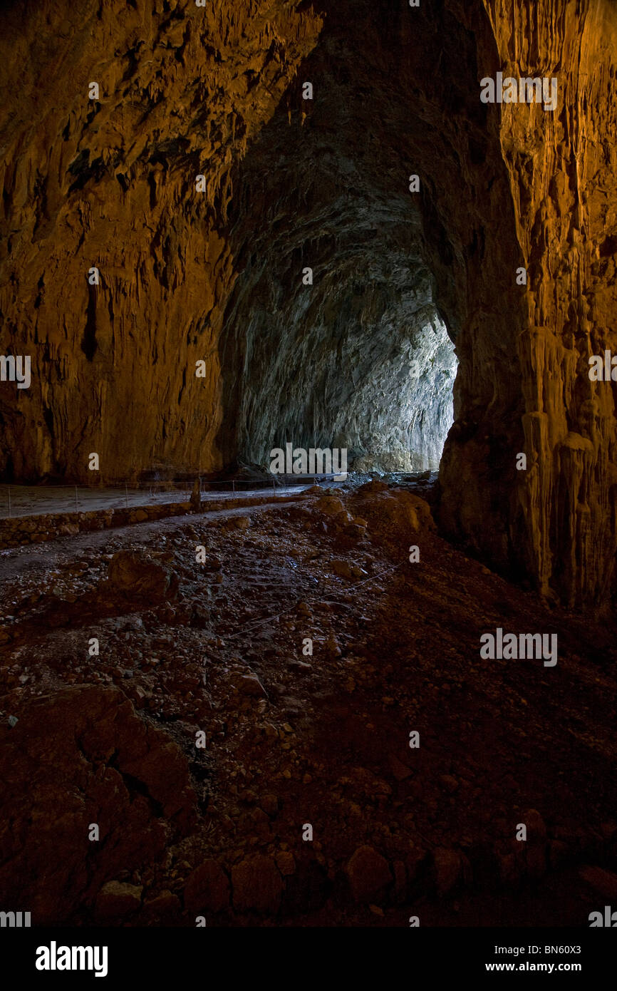Light at the end of the cave hi-res stock photography and images - Alamy
