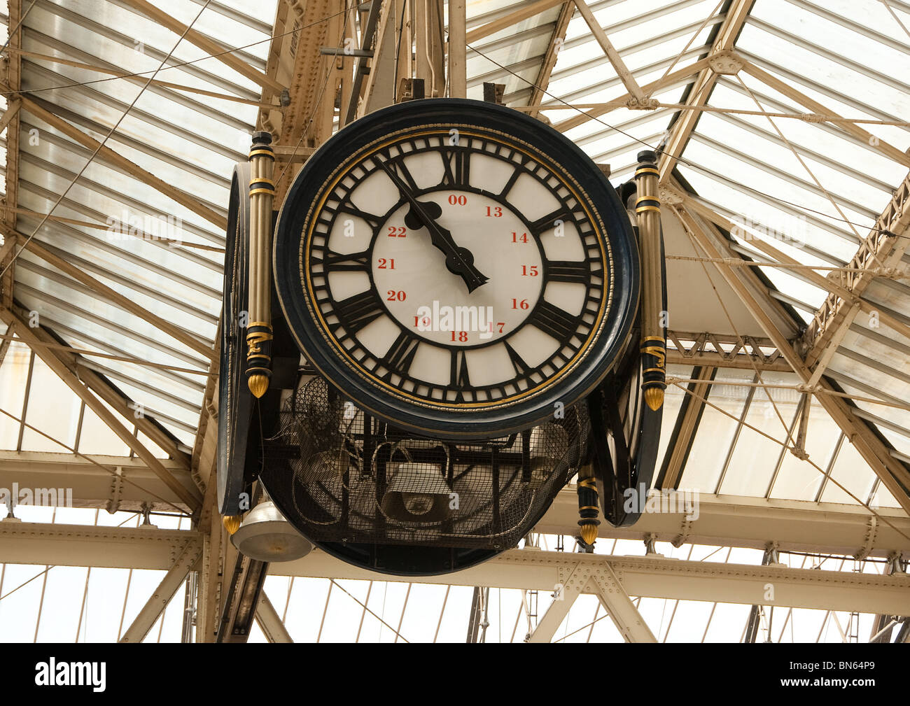Clock at Waterloo Railway Station Stock Photo - Alamy