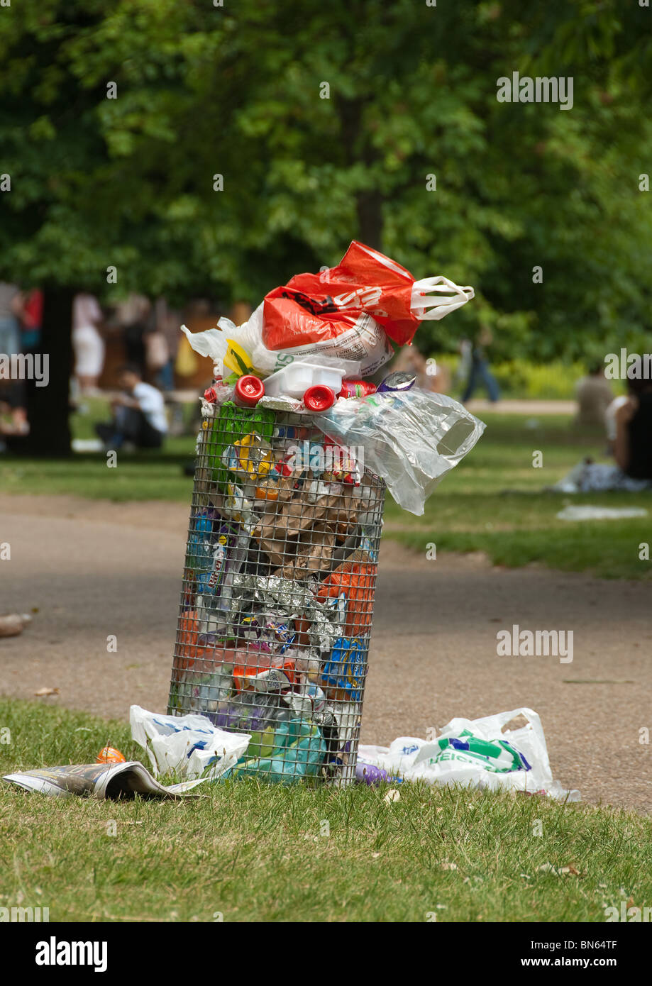 Overflowing litter basket in St. James Park Stock Photo - Alamy