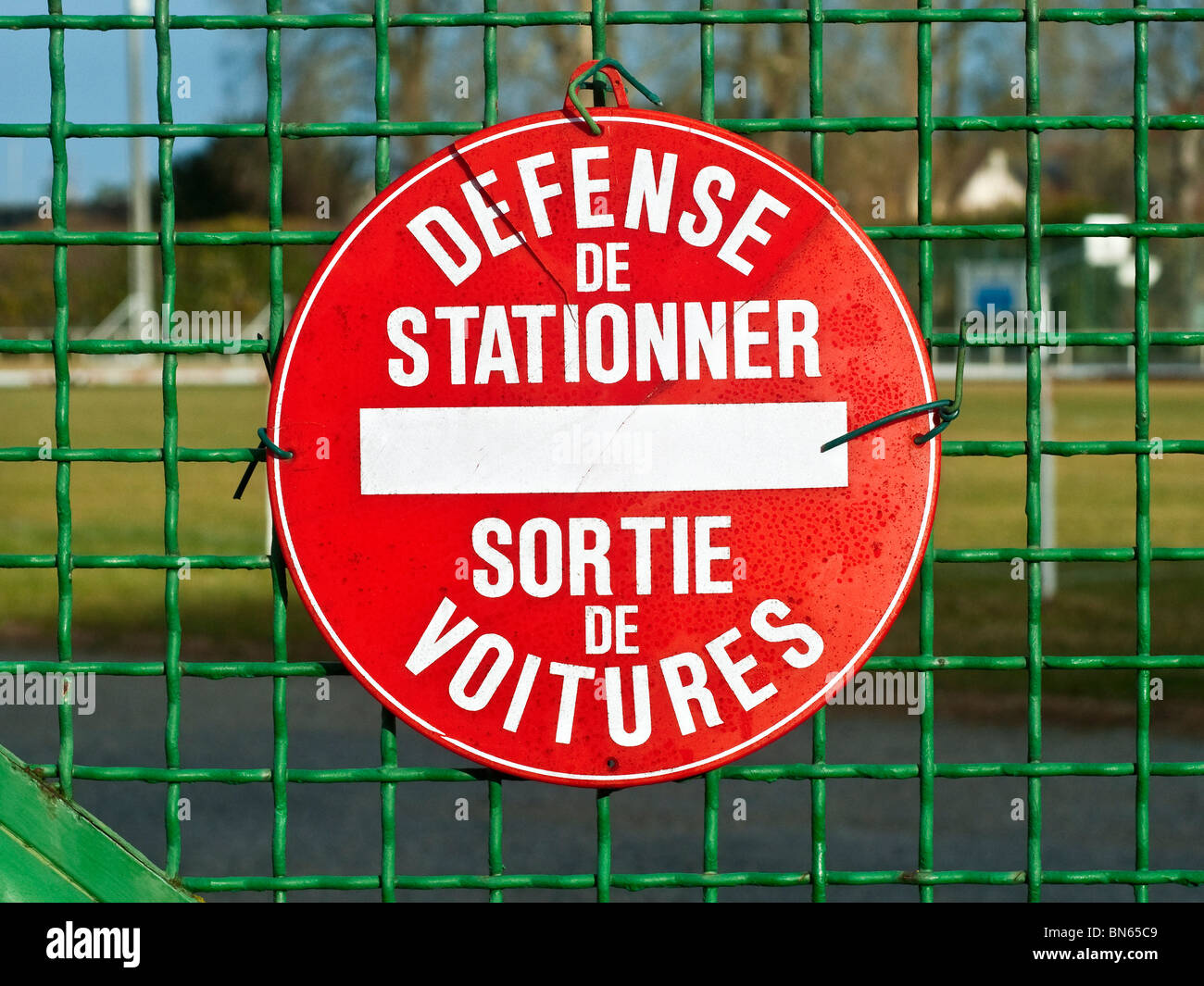 Steel mesh gate with French No Waiting sign - France Stock Photo - Alamy