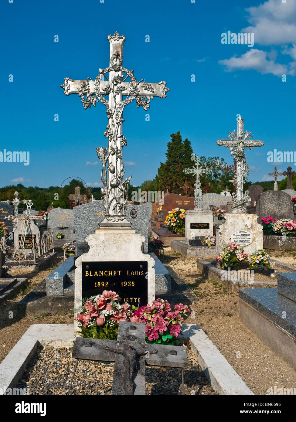 Silver painted iron cross in cemetery - France Stock Photo - Alamy