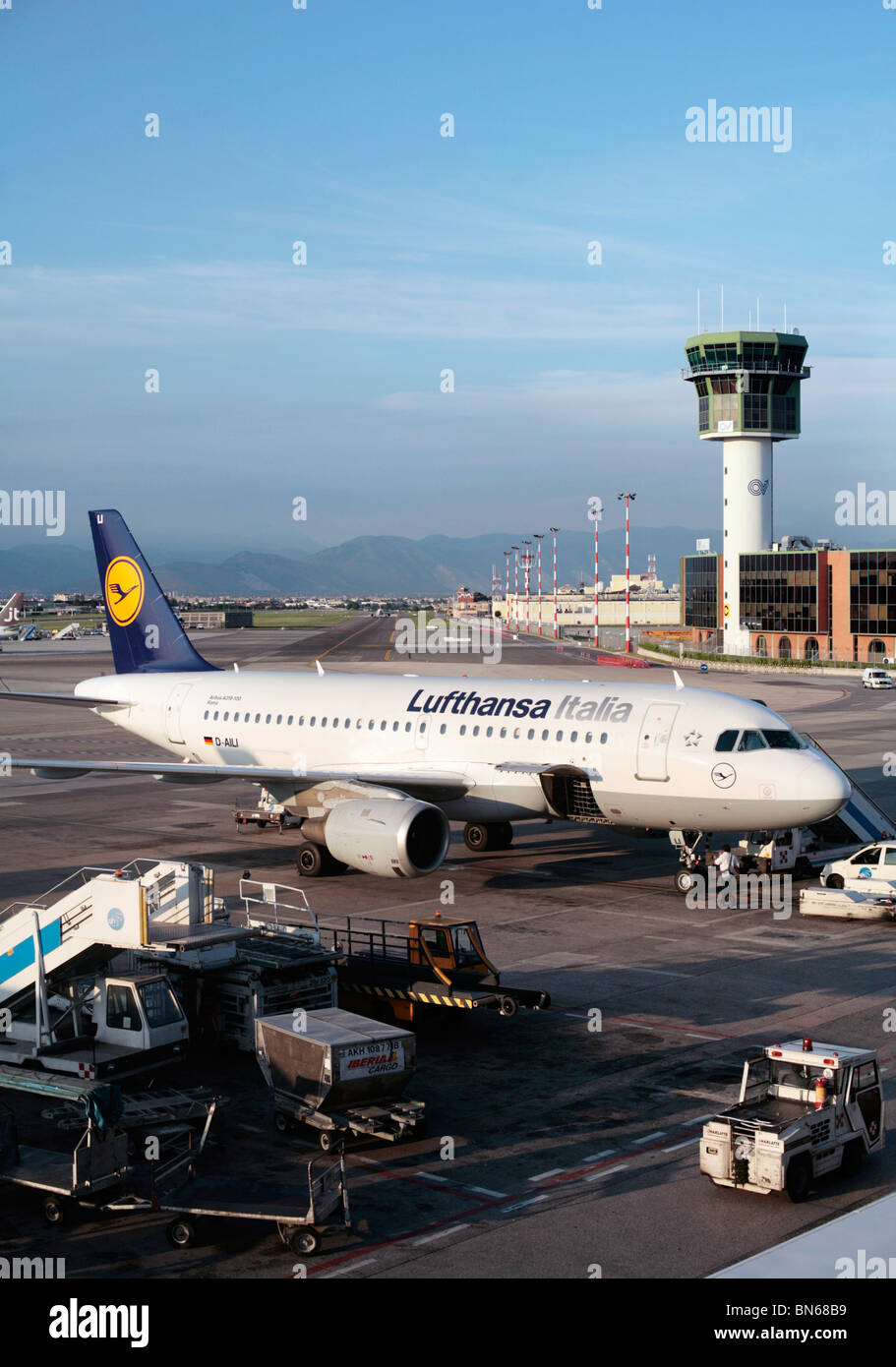 Lufthansa italia hi-res stock photography and images - Alamy