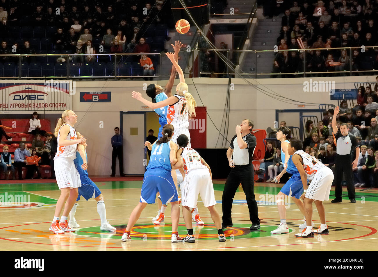Jumpball. Maria Stepanova #11 vs Michelle Snow #5 Stock Photo - Alamy