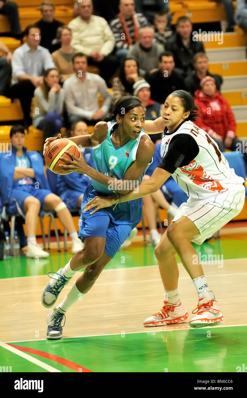 Jillian Robbins #9 drives on Candace Parker #13 Stock Photo - Alamy