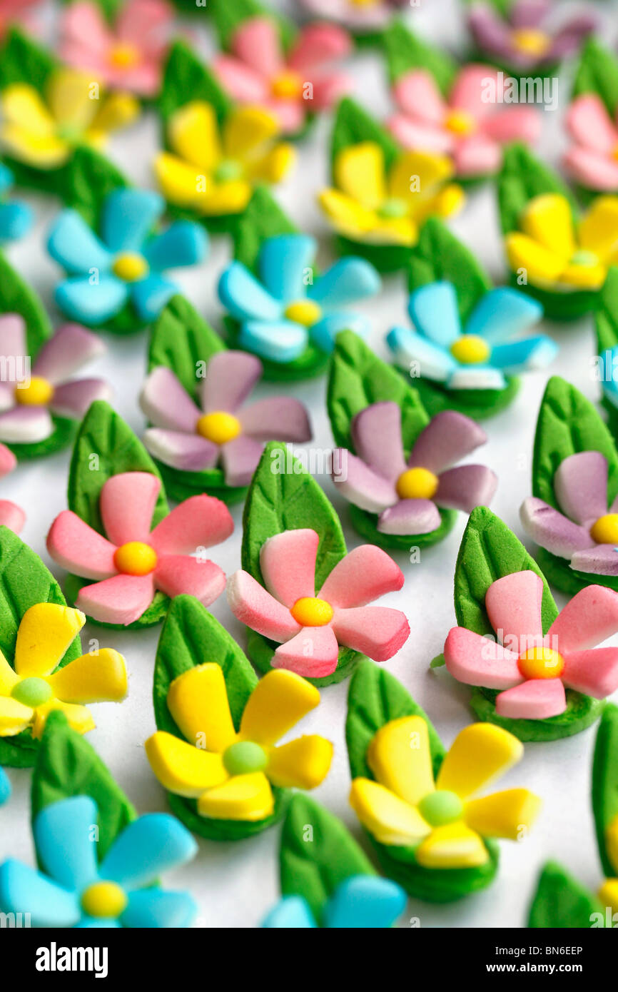 Edible flowers for pastries Stock Photo - Alamy